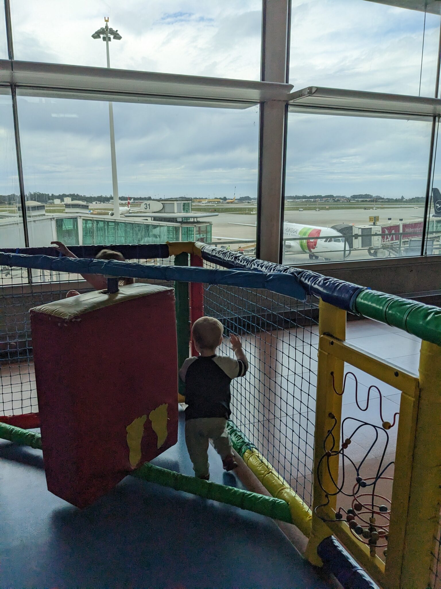 Flying With Kids: How to Make it Easy (Real Mom Guide)